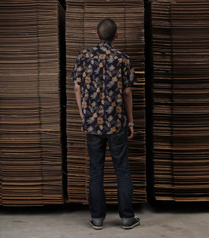 Mr.282 เสื้อเชิ้ตผู้ชายแขนสั้น ลายดอกวินเทจ พื้นน้ำเงินเข้ม | Mr. Maker